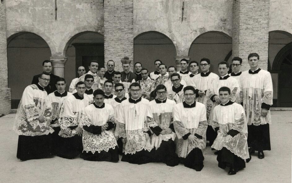 Vescovo Catarella e seminaristi – Diocesi di Piazza Armerina